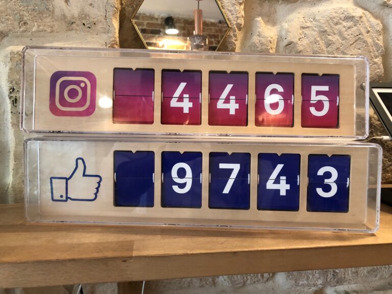 Smiirl: a connected and ultra-designed Facebook fan and Instagram ...